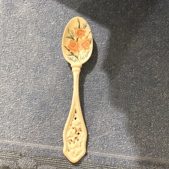 Avon | Accents | Vintage Avon Collector Spoon 988 Porcelain | Poshmark